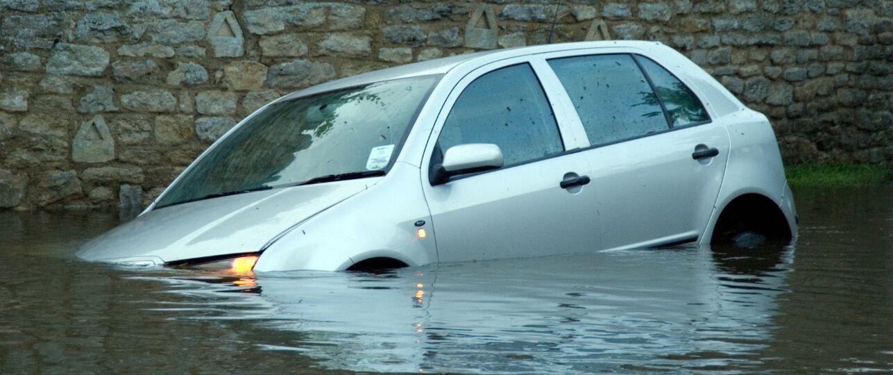 Weer 3 doden bij auto te water: wat doe je als het jou overkomt?
