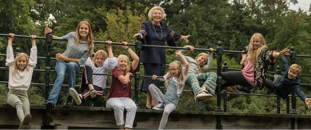 Prinses Beatrix blaast alweer 88 kaarsjes uit!