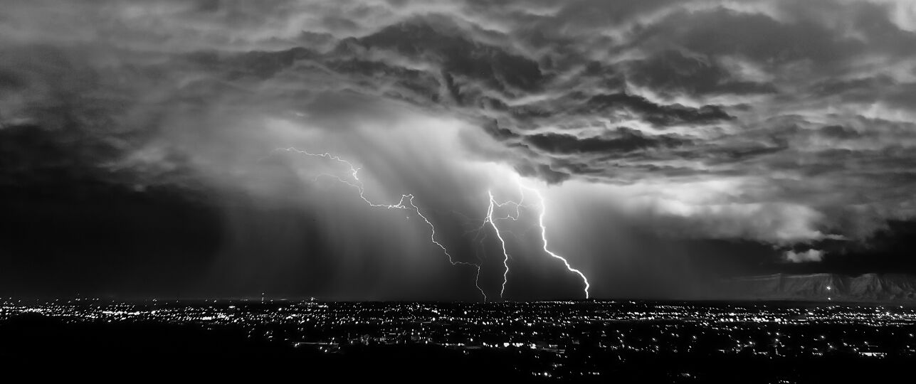 Is het gevaarlijk om je raam dicht of open te doen bij onweer?