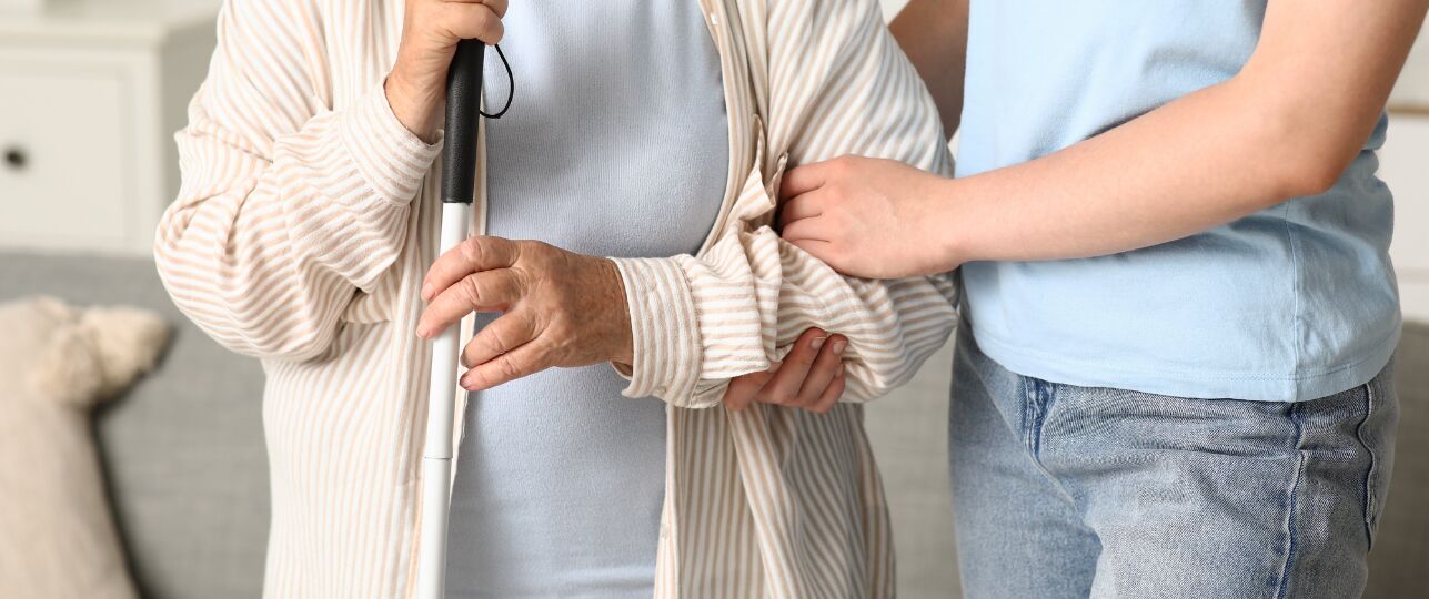 Bizar! Blinde vrouw, kan weer zien dankzij tand-in-oog-implantaat